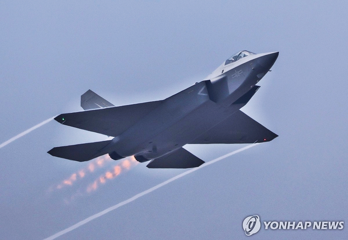 베일에 싸였던 중국판 F-35 "드디어 본모습 드러냈다"...진짜 이유 봤더니 '세상에나'